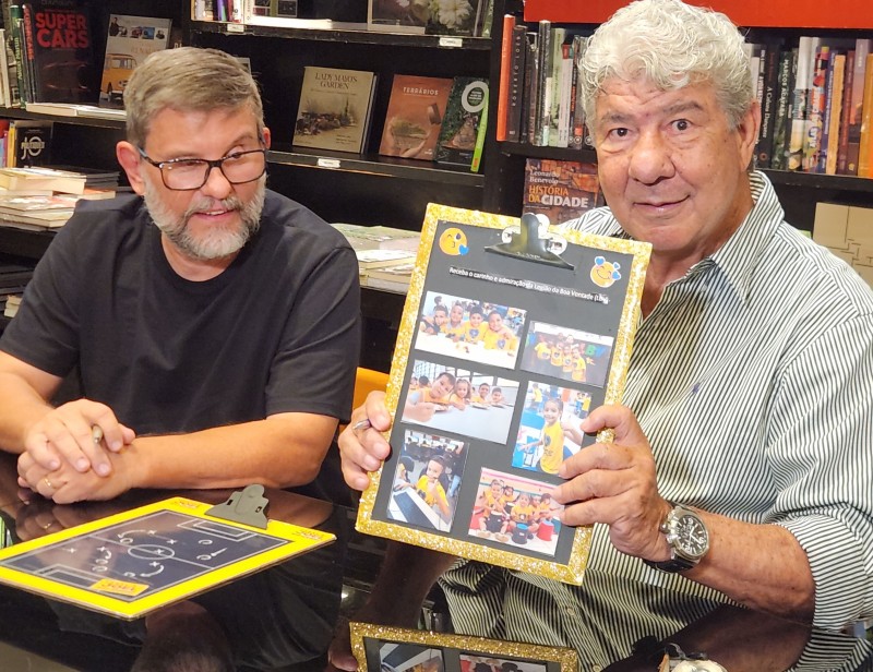 Joel Santana lança biografia e celebra carreira como o "Rei do Rio"