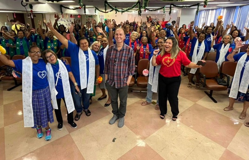 Ator Renato Prieto celebra o fim de ano com idosos atendidos pela LBV